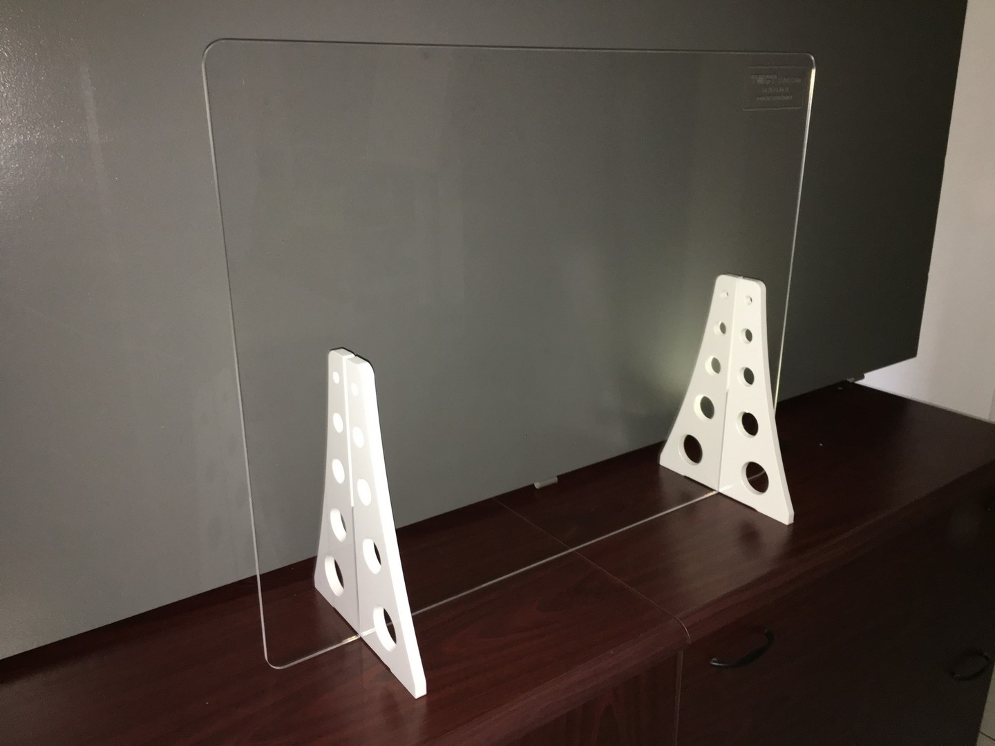 DES PROTECTIONS PLASTIQUES TRANSPARENTES CONTRE LE COVID 19